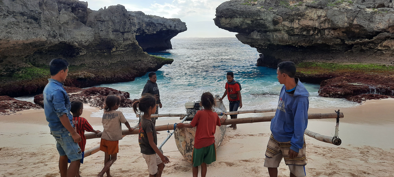 Pesona Danau Weekuri dan Pantai Mandorak, Serupa tapi Tak Sama ...